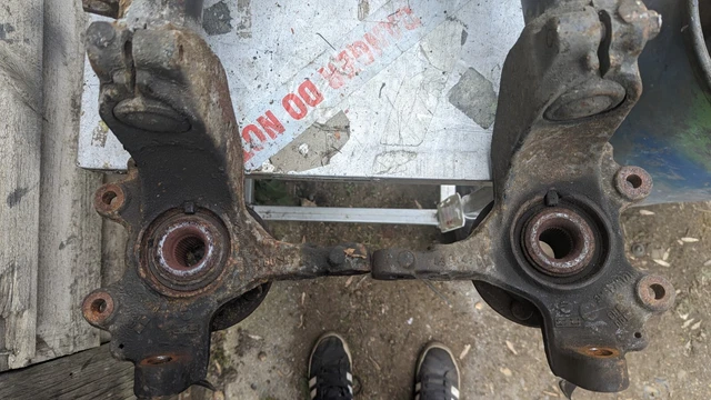 MK2 FORD FOCUS St 225 Front Hubs Pair Passenger Drivers Side o/s n/s £ ...