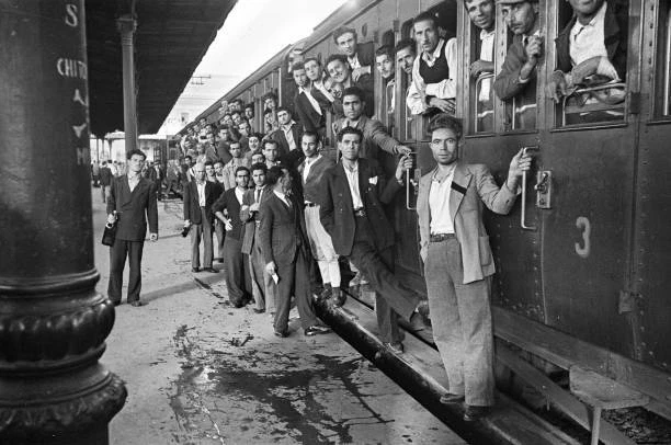 MEN ARRIVING AT The Railway In Naples 1955 Old Photo EUR 6,62 - PicClick FR