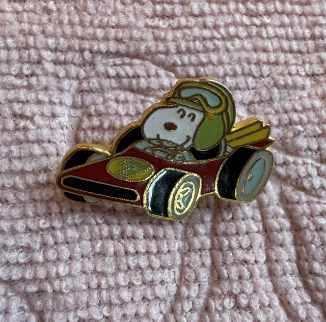 VINTAGE SNOOPY PIN Race Car Driver Peanuts Charles Schulz Aviva United ...