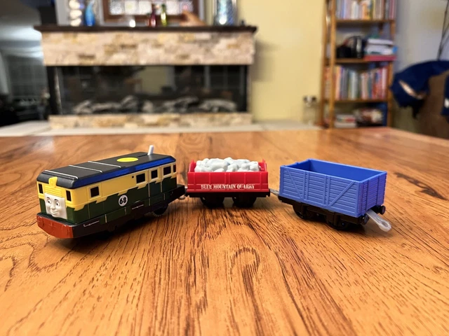 THOMAS & FRIENDS TrackMaster Philip Motorized Train Engine + 2 Cargo ...