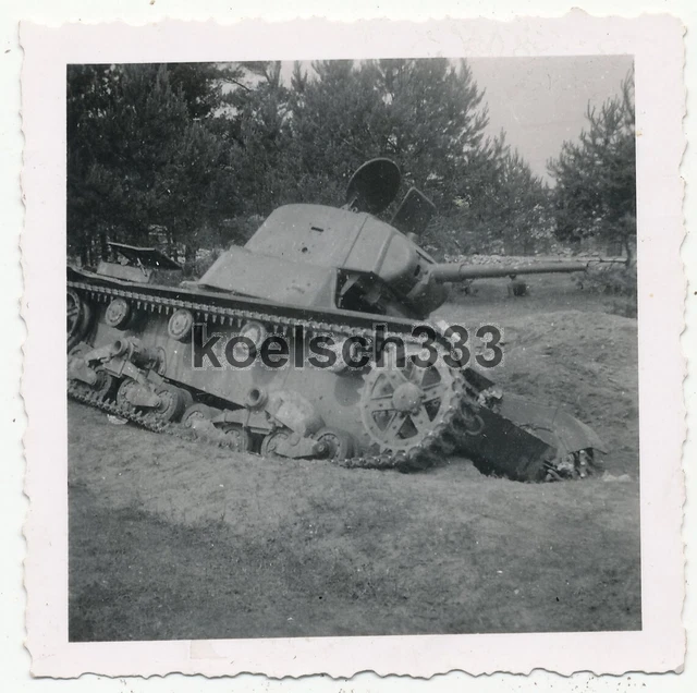 FOTO RUSSISCHER T-26 Panzer in einem Graben an der Ostfront 1941 EUR 7 ...