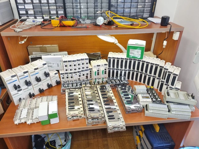 SCHNEIDER LOTTO PLC, Moduli Acquisizione I/O, Comunicazione, Switch ...