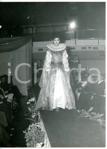 1955 CA TORINO Sfilata FELINA ROYAL - Modella in costume d'epoca *Foto ...
