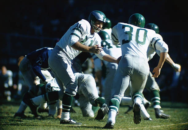 PHILADELPHIA EAGLES QUARTERBACK Norm Van Brocklin playing Giants 1962 ...