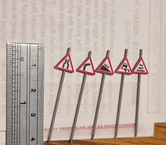 5 MODERN TRAFFIC warning UK Road Signs - OOWS3 OO Gauge 1:76 Scale £5. ...