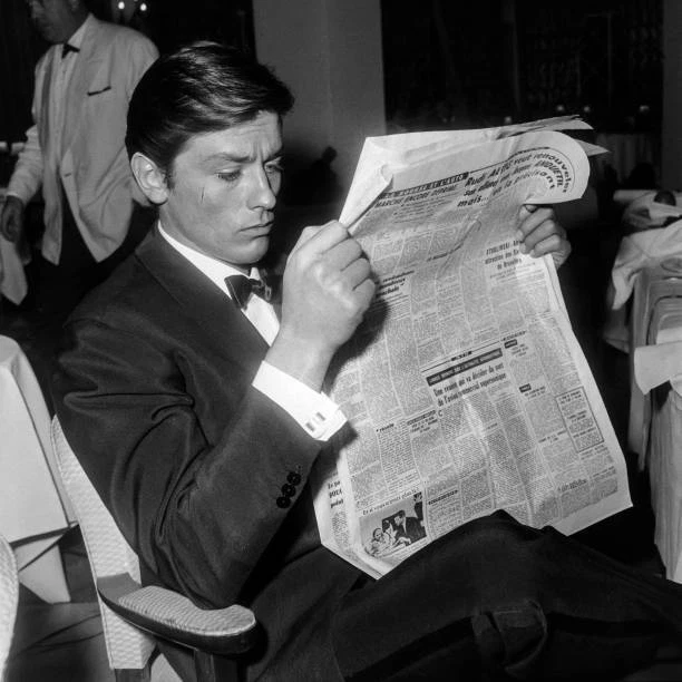 Alain Delon Reading A Newspaper On The Set Of The Film Melodie En Old Photo Eur 658 Picclick Fr