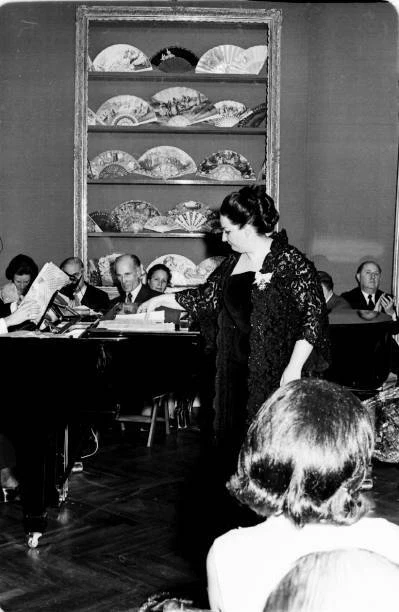 MONTSERRAT CABALLE IN The Loiria Palace 1965 Old Photo 3 EUR 6,60 ...