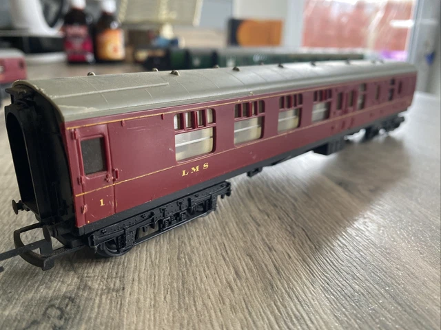TRIANG/HORNBY R423A OO Gauge LMS Maroon Mk 1 Brake Coach 5051 Box1 £15. ...