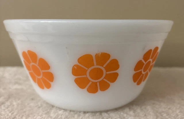 VINTAGE FEDERAL GLASS Orange Daisy Mixing Bowl Mod 7" Milk glass Rare ...