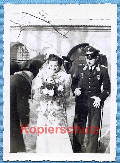 FOTO, HOCHZEIT EINES Ufz. der Luftwaffe, mit Luftwaffenschwert, um 1941 ...