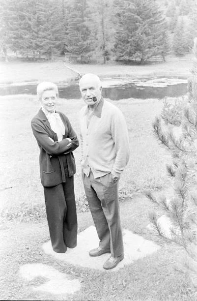ACTRESS DEBORAH KERR & Peter Viertel pose outside their home Old Photo ...