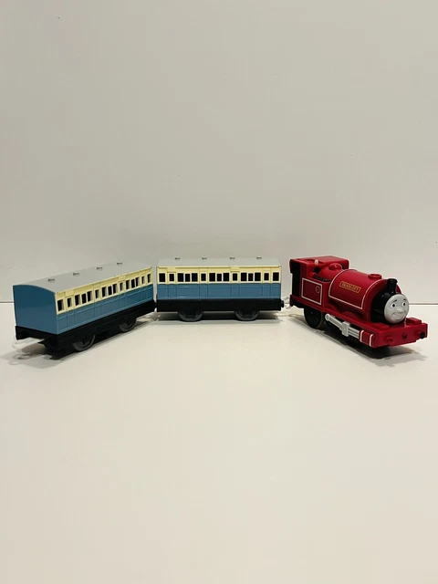 TOMY TRACKMASTER SKARLOEY & CARRIAGES Thomas Trackmaster Motorised ...