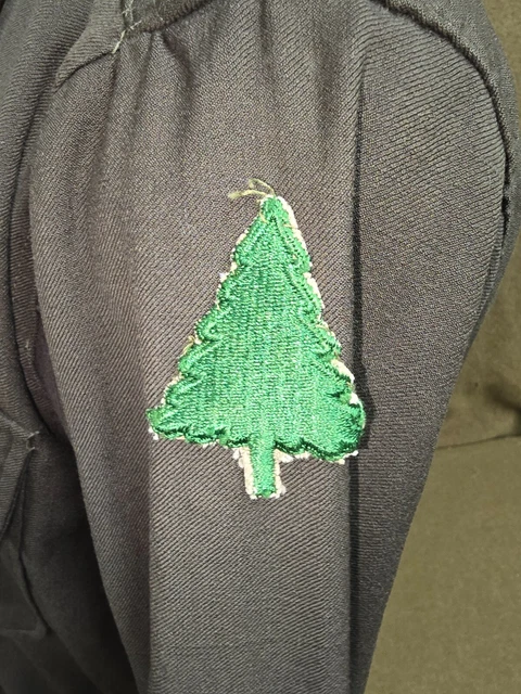 WWII US ARMY Uniform Shirt with Patches and Artillery School Device £59 ...