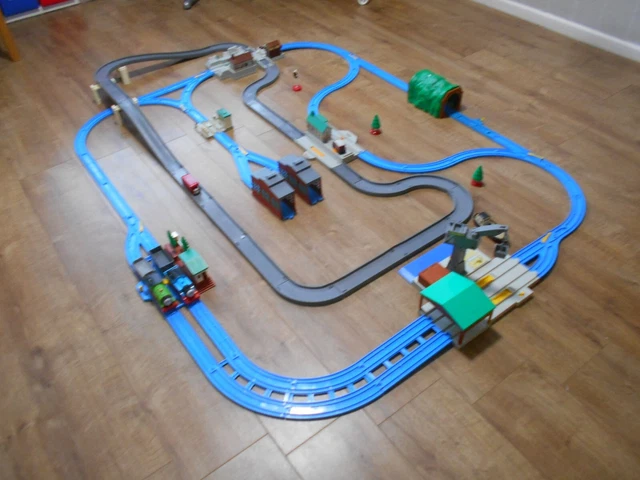 TOMY TRACKMASTER THOMAS the tank engine battery train set plus battery ...