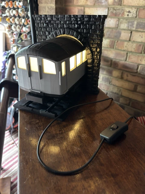 LONDON UNDERGROUND NORTHERN line Tube Train And Tunnel Model Ligjts Up ...