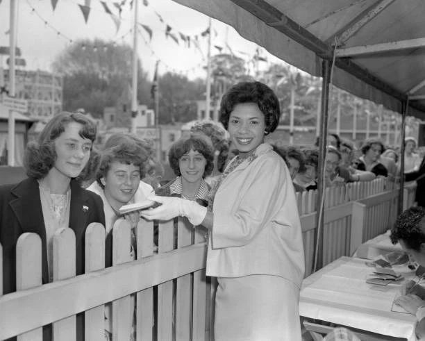 Welsh Singer Shirley Bassey Signs Autographs For Fans Opening 1959 Old Photo Eur 626