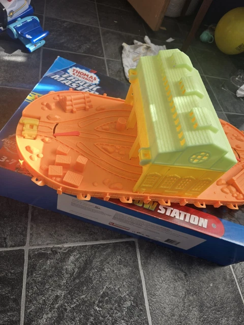 THOMAS AND FRIENDS Trackmaster Hyper Glow Station With Thomas Engine £ ...