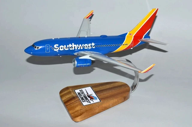 SOUTHWEST AIRLINES BOEING 737-700 Desk Top Display Jet Model 1/100 SC ...