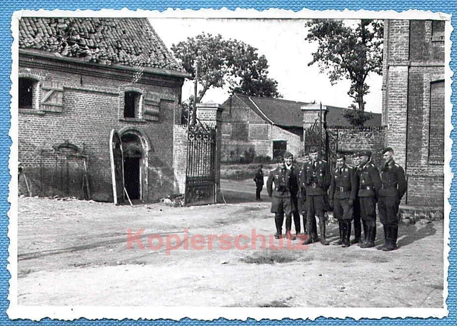 FOTO, FRANKREICH, SOLDATEN der Luftwaffe in einem Gutshof, um 1941 ...