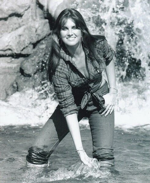 CAROLINE MUNRO UNSIGNED Photo - English actress, model and singer *73 £ ...