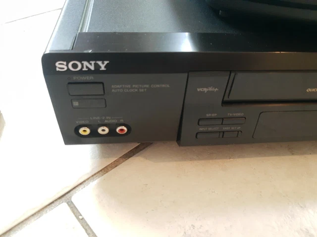 SONY VHS HI-FI Video Registratore a Cassette VCR W/Ambico Rewinder 2-way EUR 118,21 - PicClick IT
