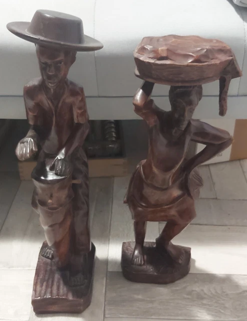 DEUX STATUETTES DE personnage en bois sculpté ,type africains, signé ...
