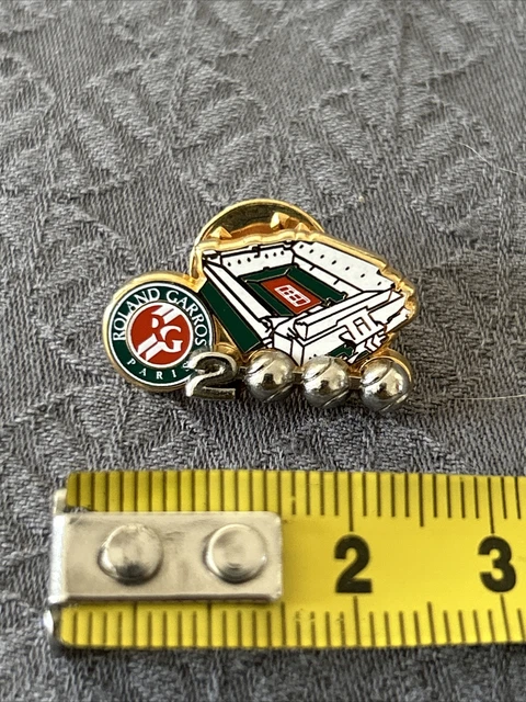 PIN'S ARTHUS-BERTRAND ROLAND Garros Court Central Chatrier 2000 20 X 24 mm EUR 10,00 - PicClick IT