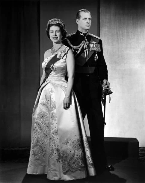 QUEEN ELIZABETH II And Prince Philip Duke Of Edinburgh Pose 9 1958 Old Photo EUR 6,65 - PicClick FR