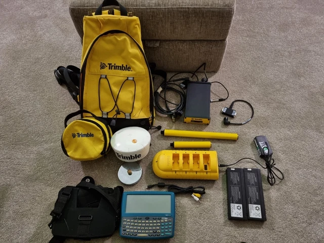 TRIMBLE DGPS GPS Receiver 29653-00 W/Antenna. 30873-11 Bag Charger ...