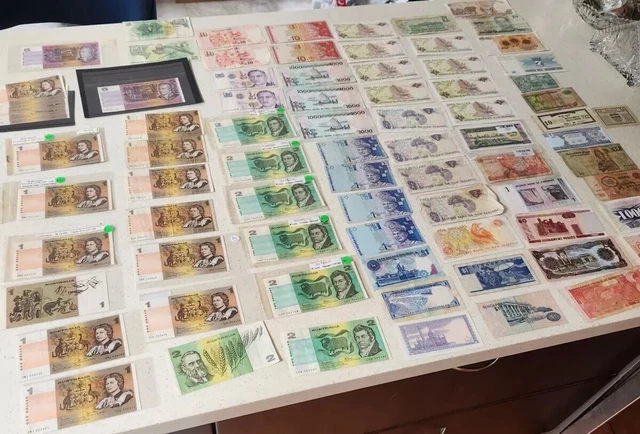 COLLECTION OF AUSTRALIAN COMMONWEALTH PAPER And Foreign Notes (Read ...