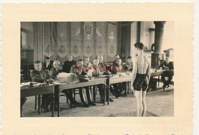 3 X FOTO, Nackt und allein vor gierigen Blicken Musterung in Magdeburg ...