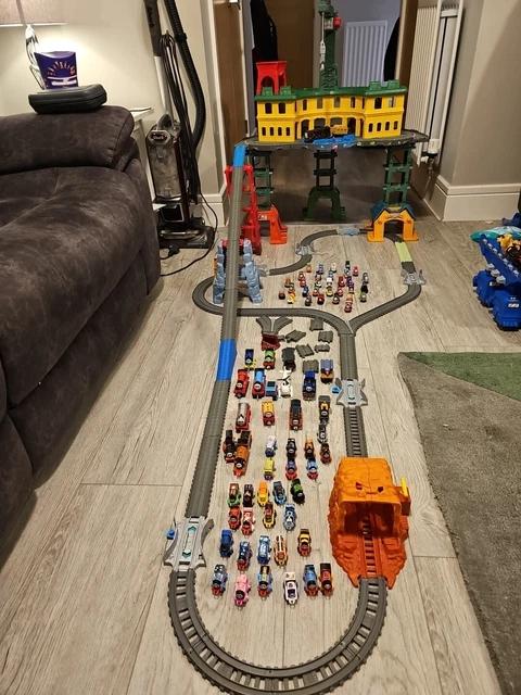 THOMAS AND FRIENDS Trackmaster Super Station With Motorised Train Minis ...