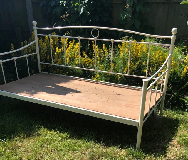 WHITE METAL DAY bed with solid wooden base 6ft6, X 3ft3 £37.10 ...