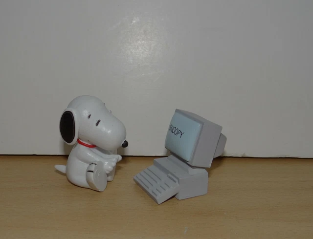SNOOPY WITH COMPUTER PVC Figurine Figure Peanuts Maia Borges EUR 33,80 ...