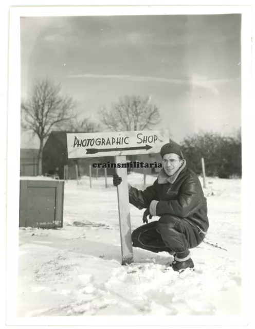 ORIG. FOTO USAAF Fotograf mit Lederjacke Wegweiser Flugplatz WATTON ...
