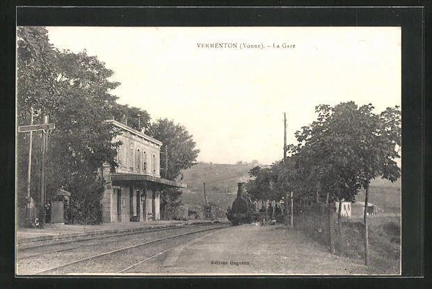 CPA VERMENTON, LA Gare, La Gare mitten im Grünen avec einfahrenden Zug ...