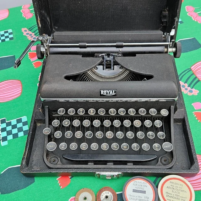 RARE ANTIQUE ROYAL Typewriter 1930'S with Serial Number & CASE +EXTRAS ...