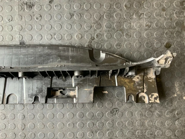 MERCEDES BENZ GLC X253 Coupe Right Side / Offside Skirt Sill Bracket ...