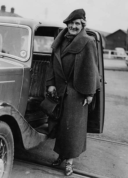 ACTRESS SYBIL THORNDIKE Pictured Stepping In To Her Car 1938 OLD PHOTO ...