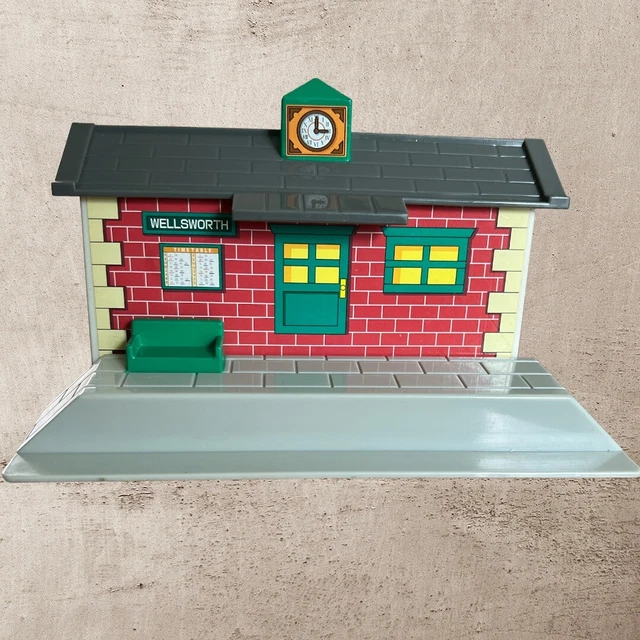 THOMAS THE TANK Engine Trackmaster Wellsworth Station TOMY 2004 Used £6 ...