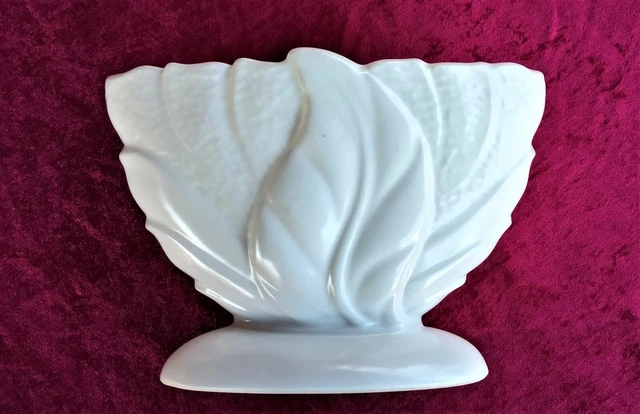 LOVELY VINTAGE AUSTRALIAN Pottery White Leaf Pattern Pedestal Vase 17A ...