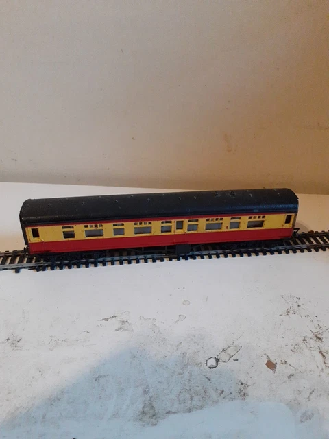 TRIANG R29/221 COACH red and cream Livery. 00 Guage £3.49 - PicClick UK