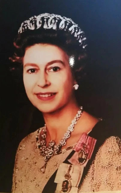 HRH QUEEN ELIZABETH II at Buckingham Palace London - Superb Colour ...