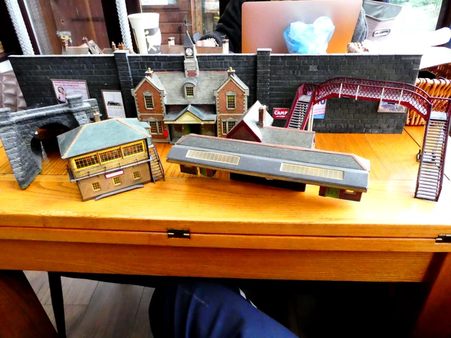 OO GAUGE TRACKSIDE buildings Station/Footbridge/Signal Box etc. EUR 5 ...