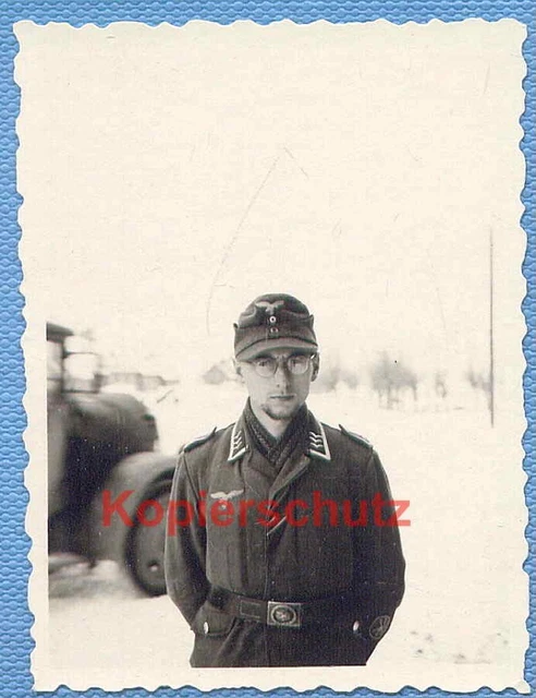 FOTO, RUSSLAND, FELDWEBEL der Luftwaffe vor einem Fahrzeug, um 1942 ...