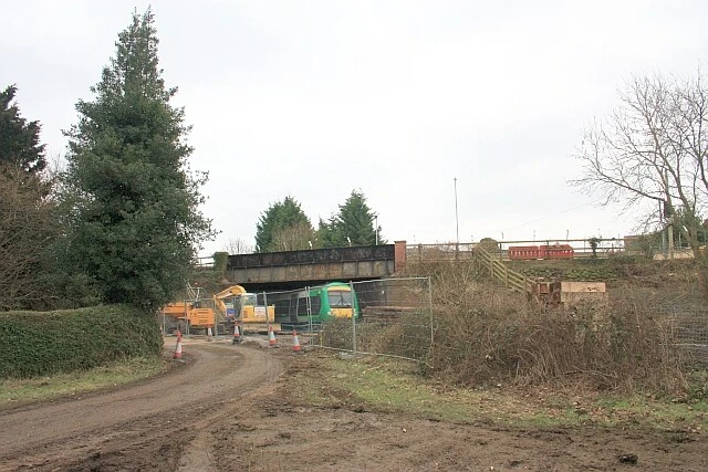 PHOTO 6X4 THE old railway bridge, Colwall Barton Court\/SO7440 A train ...