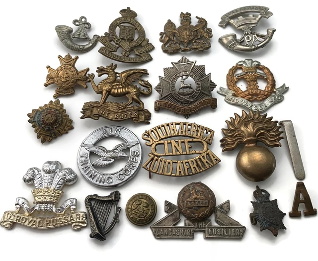 ORIGINAL WW1 WW2 British Army Cap, Collar Badges Shoulder Titles Group ...