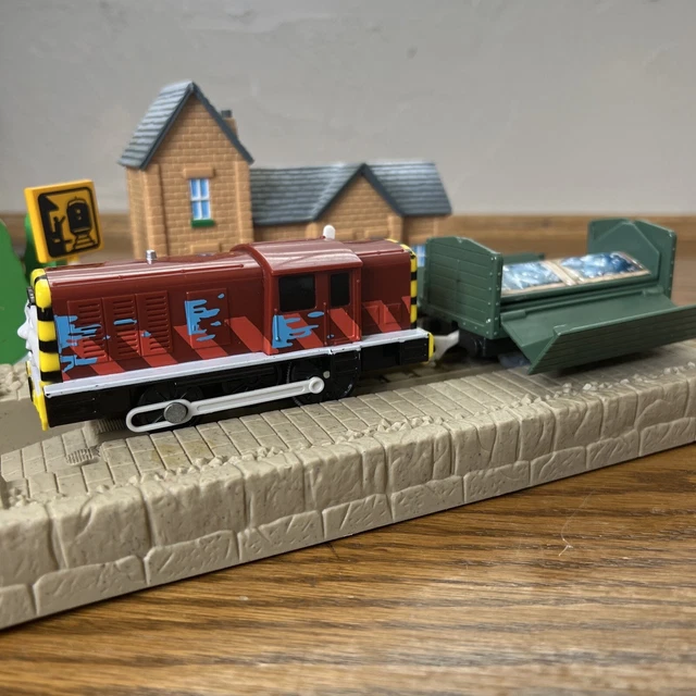 THOMAS FRIENDS TRACKMASTER SALTY Fish Delivery Motorized Train Engine ...