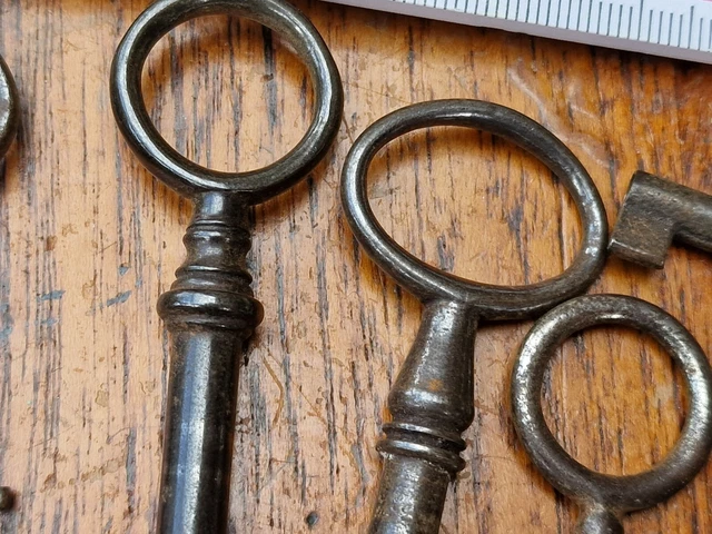 KONVOLUT 17 ALTE Schlüssel antik Schrank- Schubladenschlüssel Spezialschlüssel EUR 16,99 ...