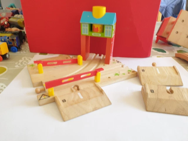 THOMAS THE TANK Engine & Friends Wooden Trains - Sodor Level Crossing £ ...